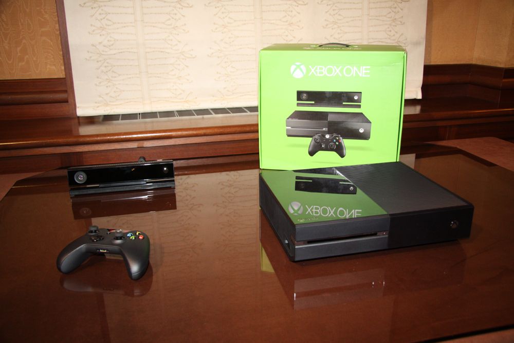 Check Out 23 Pictures of the First Production Xbox One, the UI, and ...