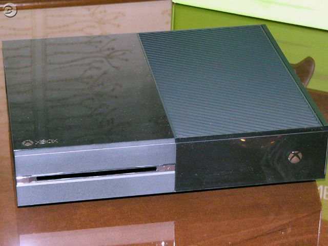Check Out 23 Pictures of the First Production Xbox One, the UI, and ...