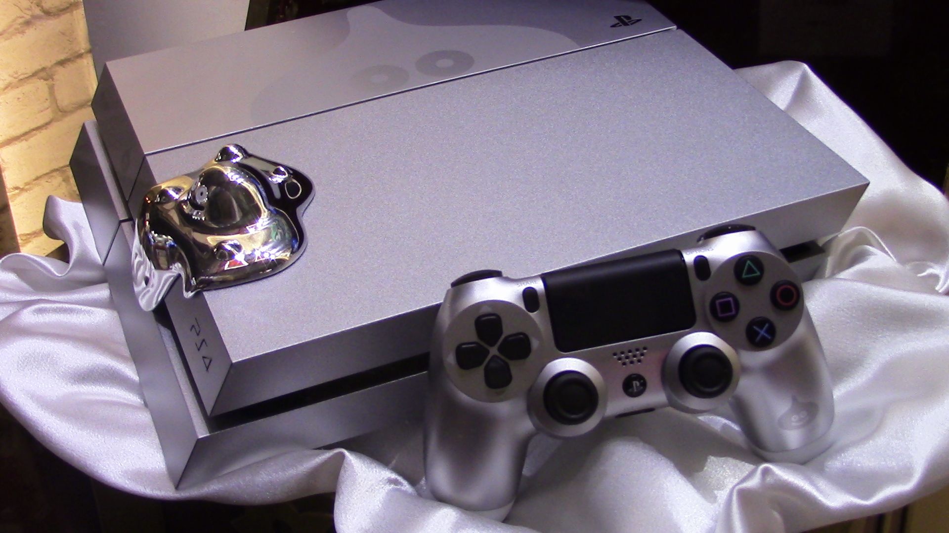 Check Out the Limited Editon Silver PS4 In The Flesh From All Angles ...