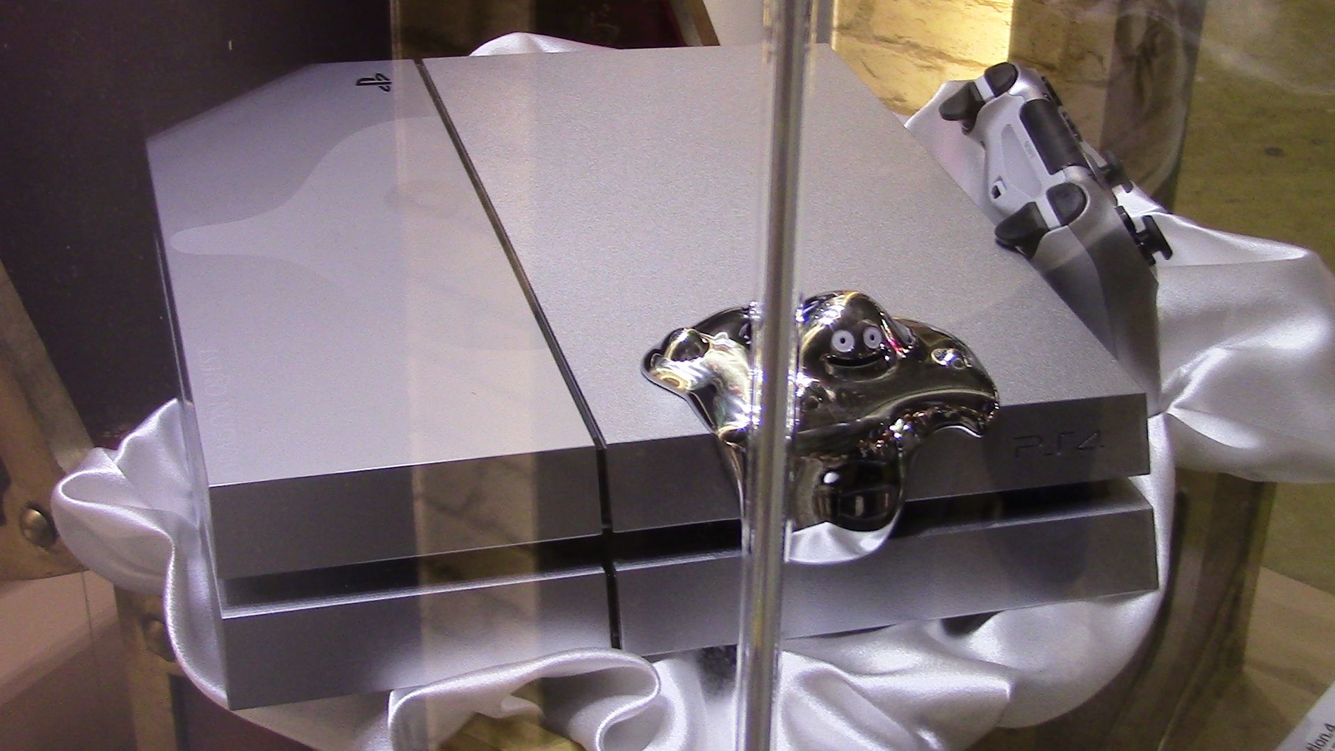 Check Out the Limited Editon Silver PS4 In The Flesh From All Angles ...