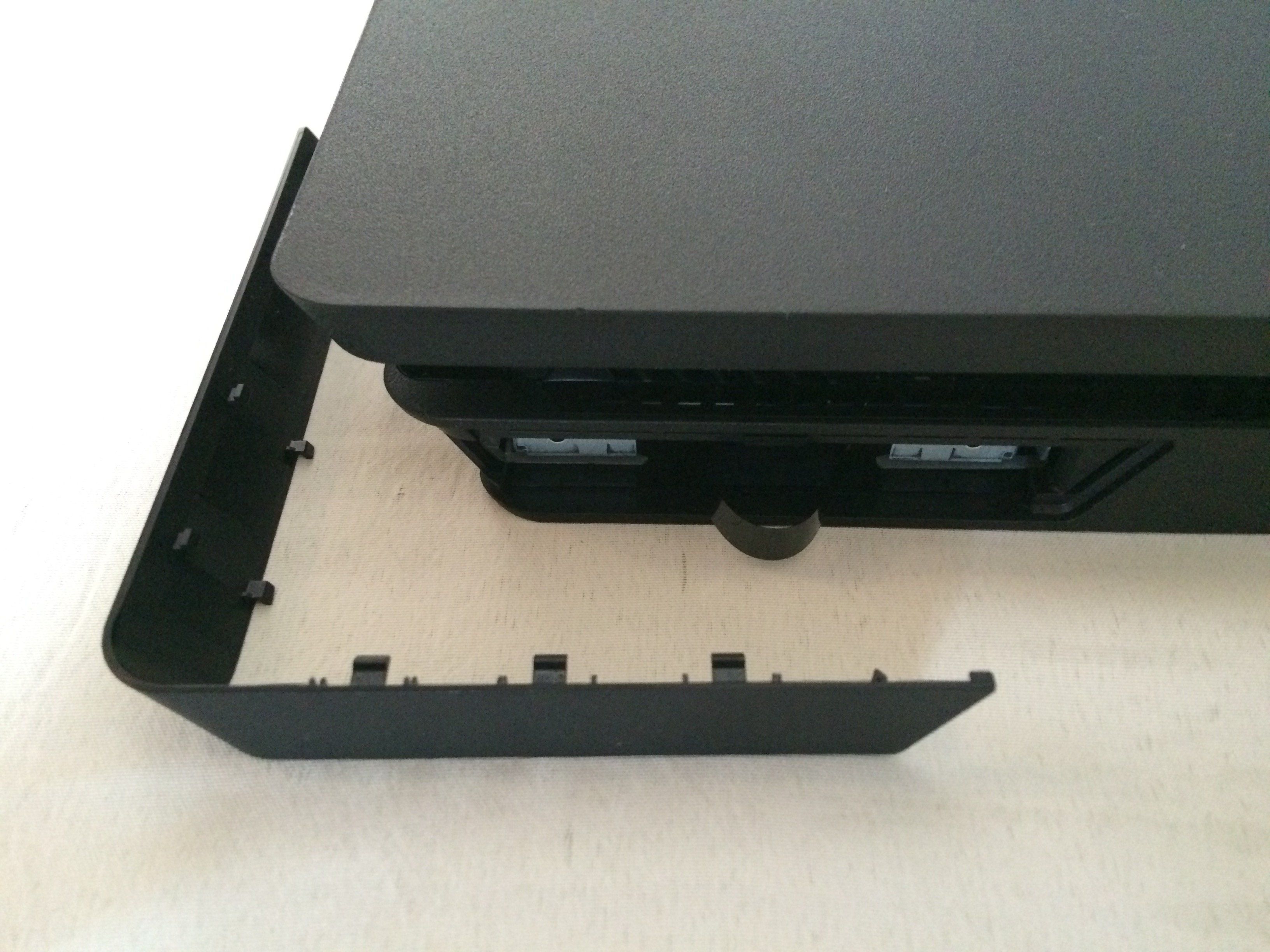 New Pictures of PS4 Slim and New DualShock 4 Show Light Strip Intensity ...