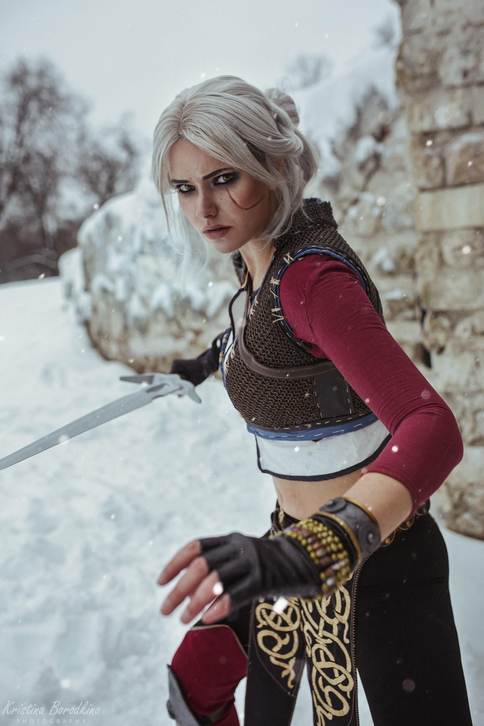 The Witcher: Multitalented Cosplayer Perfectly Portrays Iconic ...